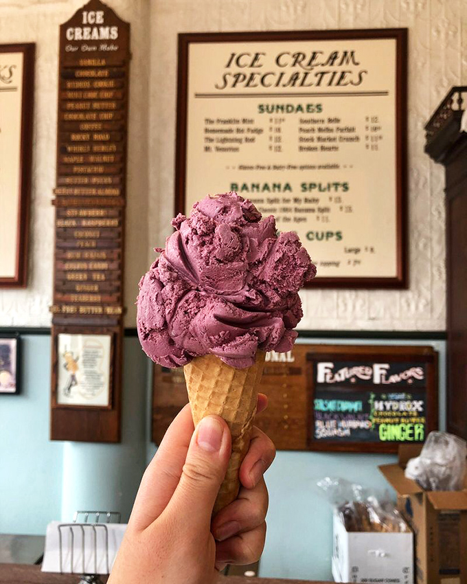 This blackberry beauty swirls like Van Gogh painted it, if Van Gogh worked exclusively in purple deliciousness.