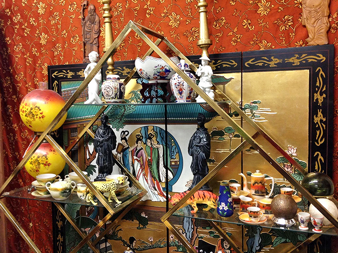 Asian-inspired décor creates an exotic corner where brass, porcelain, and lacquered screens transport you far beyond Ohio's borders.