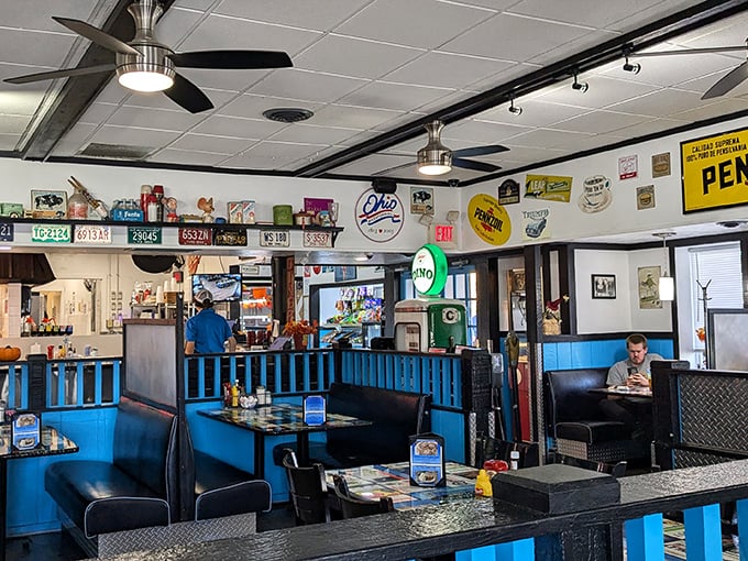 License plates and nostalgia line the walls, while ceiling fans gently remind you to take your time and savor every bite.