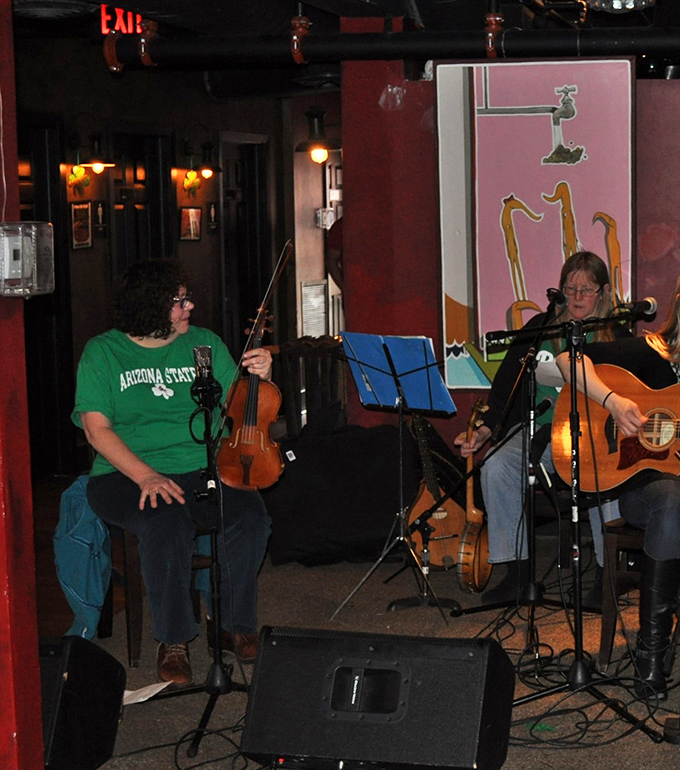 Live music adds another layer of flavor to the Steam Pub experience—acoustic notes complementing the symphony happening on your plate.