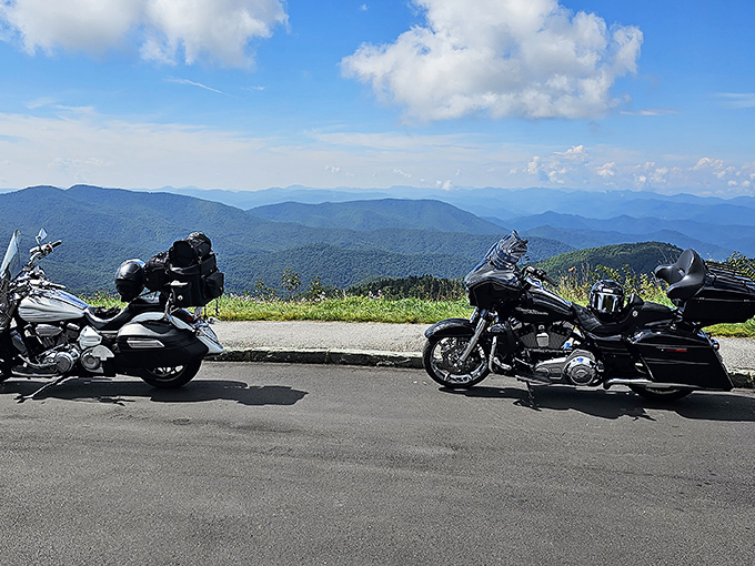 Road trip royalty! These motorcycles have earned their rest after conquering the twisting parkway. Their reward? This million-dollar view.