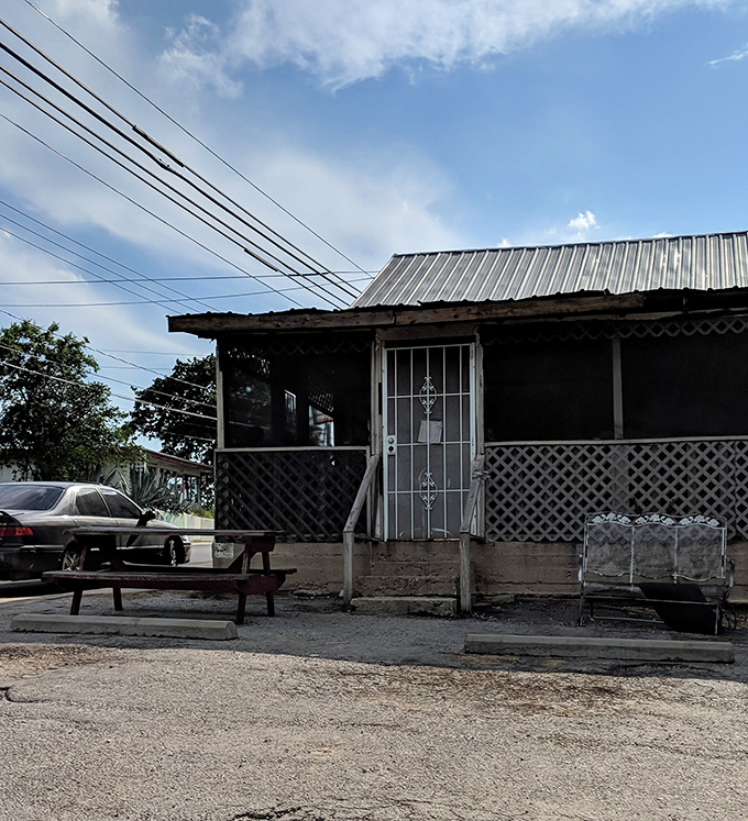 The outdoor seating at Sam's isn't about the ambiance&mdash;it's about getting that smoky treasure from the tray to your mouth with minimal delay.
