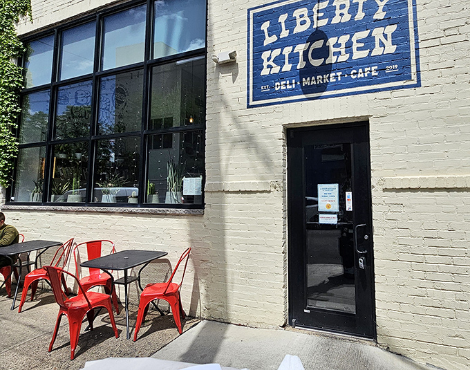 Sidewalk seating for those who can't wait to dive into their sandwich &ndash; or for showing off your prize to jealous passersby.
