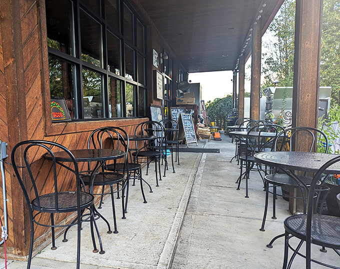 Outdoor seating where the Pennsylvania air somehow makes the barbecue taste even better. Al fresco meets al fuego.