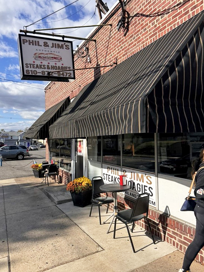 Sidewalk seating for those who can't wait to dive in. When the sandwich calls, true believers answer&mdash;even if it means eating curbside.