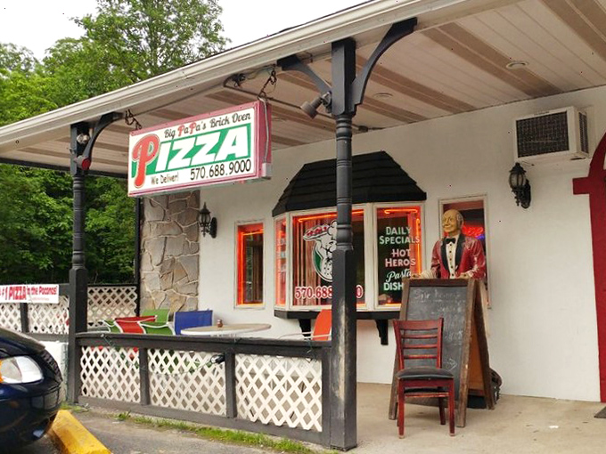Outdoor seating that beckons on perfect Pennsylvania days. The patio offers fresh air with your fresh pizza&mdash;nature's perfect pairing.