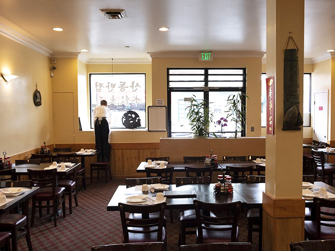 The dining room during a rare quiet moment. Those empty tables won't stay that way for long once word gets out.