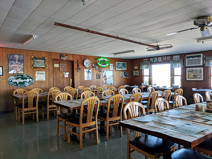 No white tablecloths here&mdash;just honest tables ready for the newspaper covering that signals serious seafood business is about to go down.