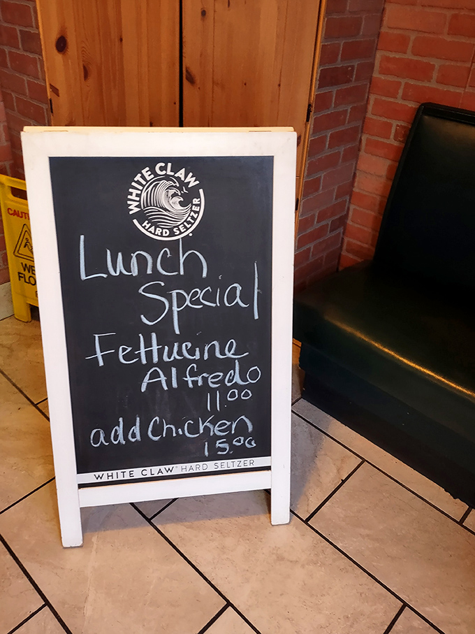 The lunch special board featuring the star attraction&mdash;fettuccine Alfredo&mdash;proves good taste doesn't require a complicated menu.