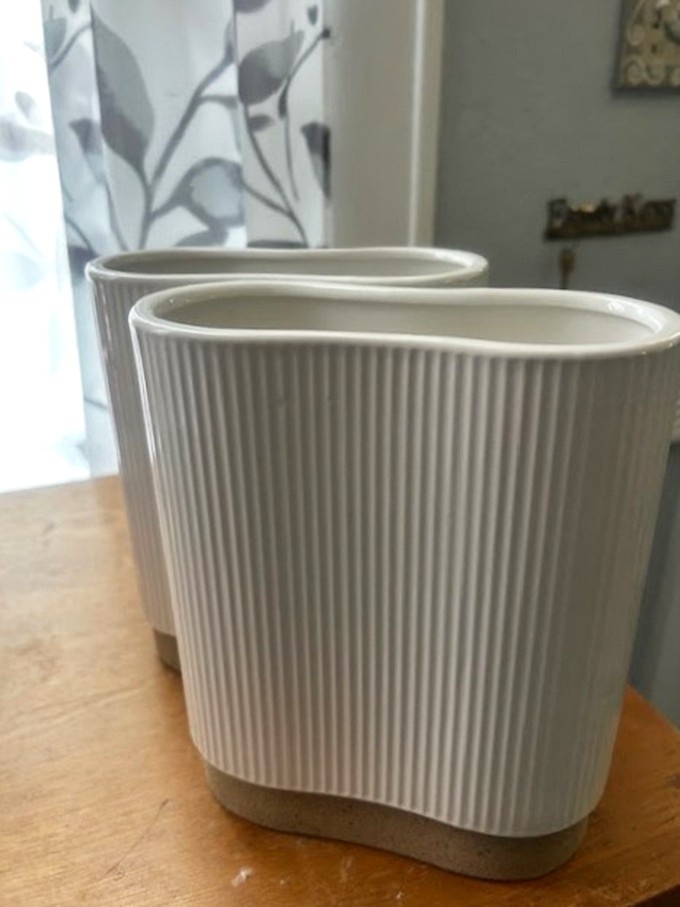 Mid-century modern meets contemporary budget. These ceramic twins are ready to elevate your bookshelf from functional to photographable.