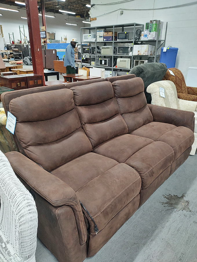 This brown sofa has "Netflix marathon" written all over it. The kind of comfortable that makes you miss dinner plans because you couldn't possibly get up.
