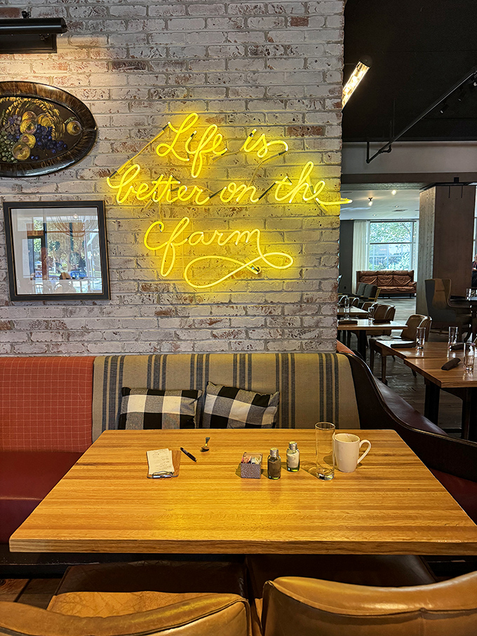 D&eacute;cor that whispers "upscale" but shouts "comfortable"&mdash;a rare and beautiful combination.