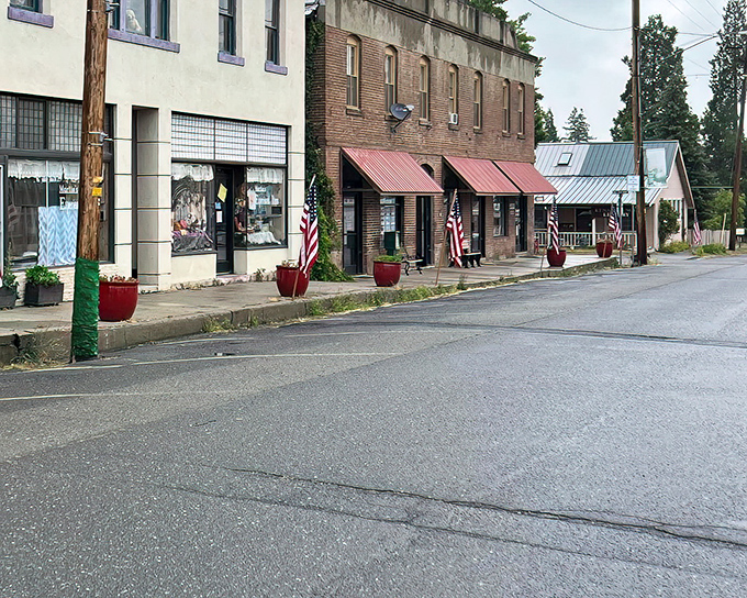 American flags and red planters – Etna's subtle reminder that patriotism and aesthetics can coexist without a hint of pretension.