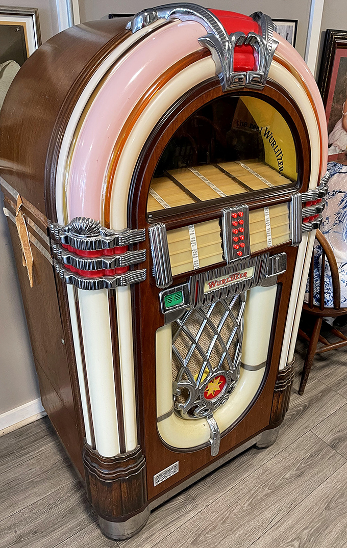 A genuine vintage jukebox stands ready to provide the soundtrack for your meal. No quarters? Just hum along.