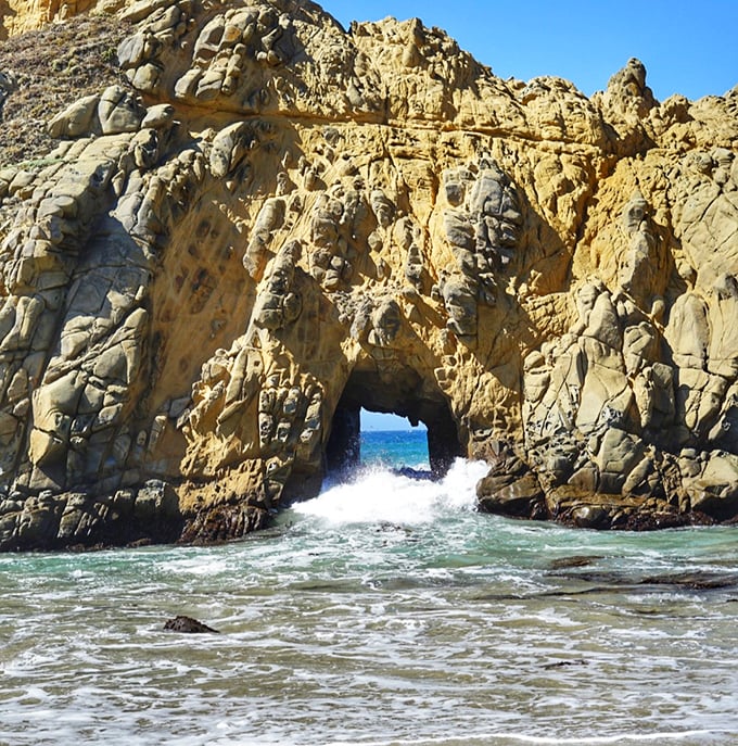 Keyhole Arch: Mother Nature's perfect picture frame, as if she knew we'd eventually invent cameras and need the composition help.