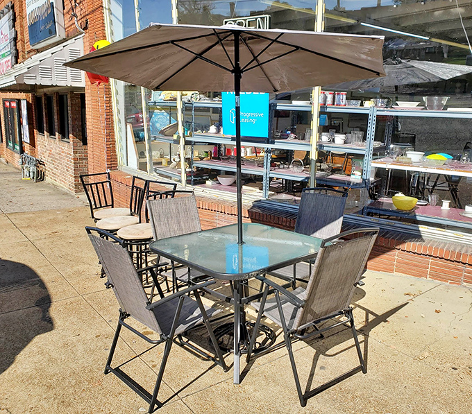 Outdoor furniture that screams "impromptu patio party" sits patiently in the Nashville sun, waiting for its forever home.