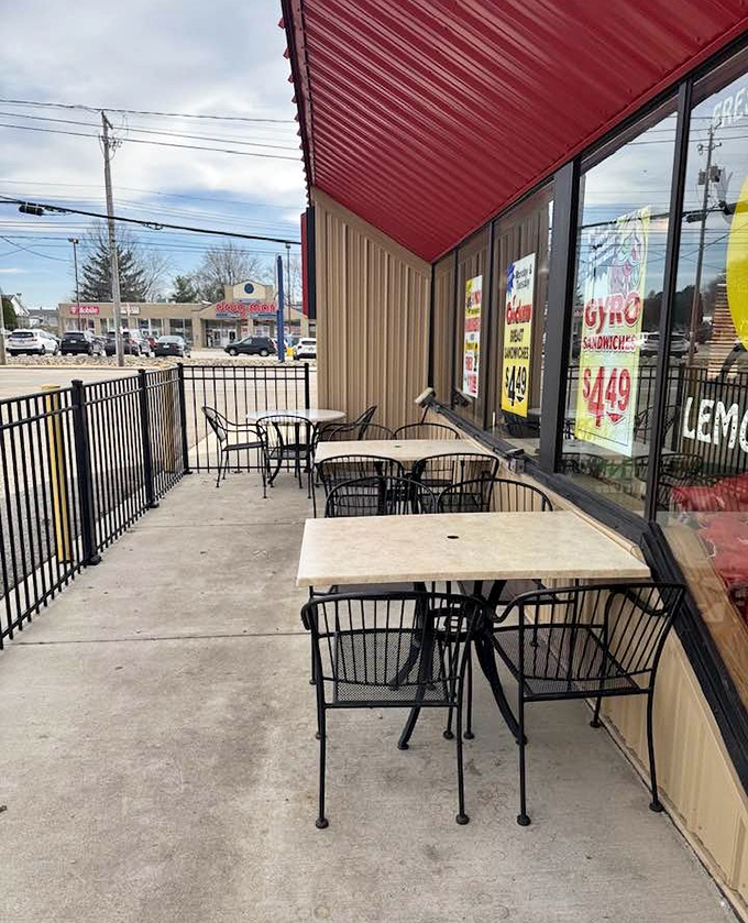 Al fresco dining, Hamburger Station style. Where summer breezes complement the perfect bite and Canton Road provides the soundtrack.