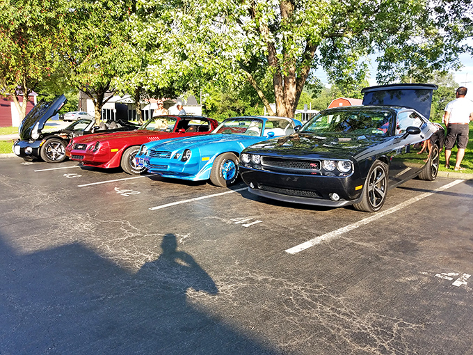 Classic cars line up for classic food&mdash;a match made in Americana heaven. The parking lot becomes an impromptu car show with a delicious purpose.