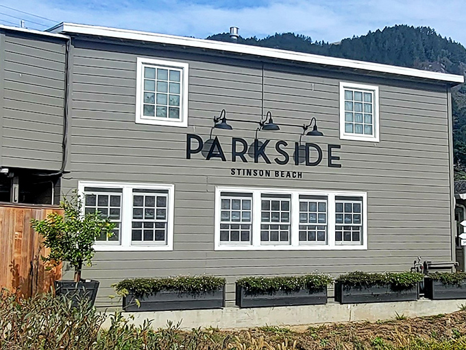 Parkside Caf&eacute; wears its coastal simplicity like a badge of honor. No pretension here&mdash;just good food served with a side of "aren't we lucky to be here?"