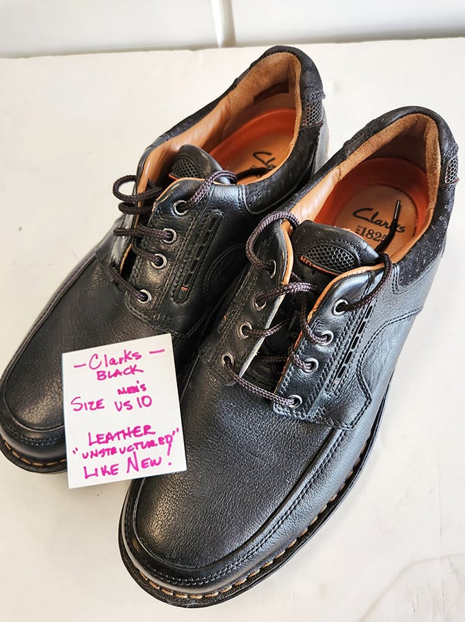 "Like new" Clarks that skipped the painful break-in period. Someone else's loss is your feet's gain with these barely-worn leather classics.