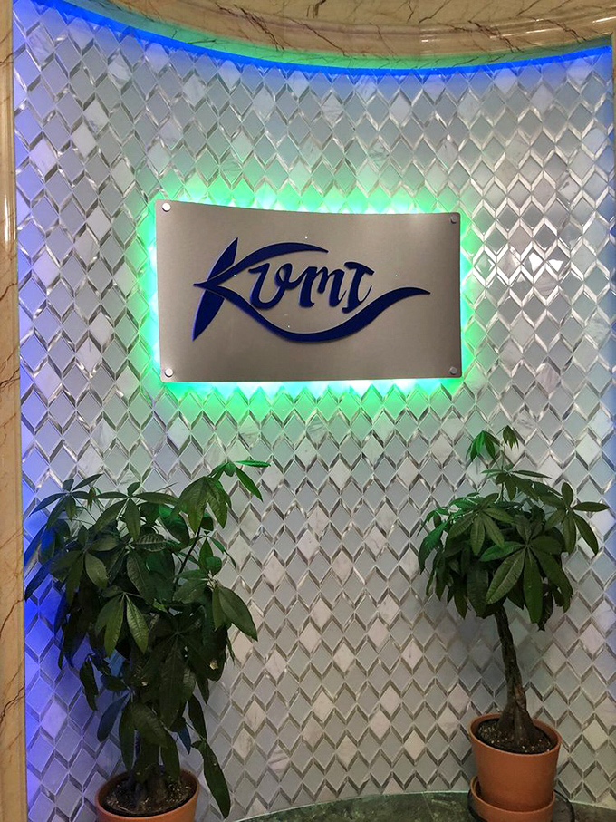 The Kumi logo glows with blue-green promise, flanked by plants that have witnessed countless food journeys. Zen and the art of buffet.