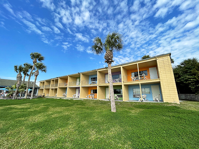 These cheerful waterfront rooms mean you're never more than a few steps from your next adventure. Wake up, step outside, and dive into Crystal River's natural wonders.