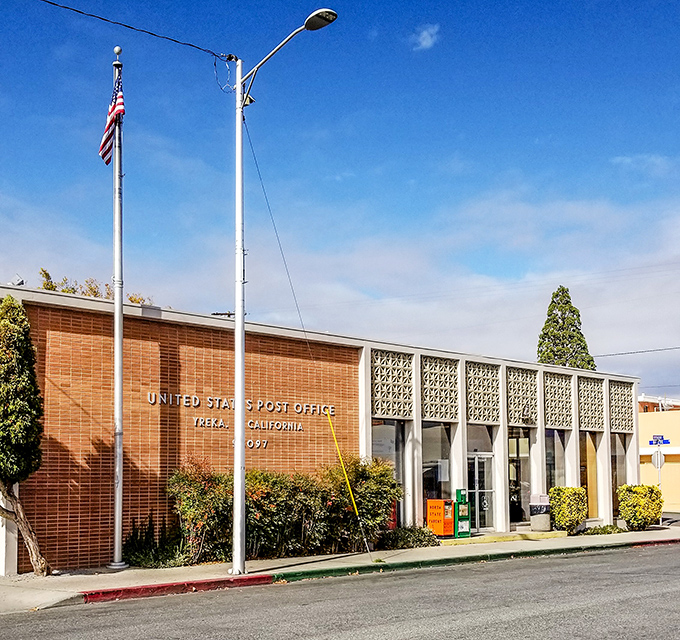 Yreka's Post Office brings mid-century modern to mail delivery. The decorative concrete screens are like architectural doilies&mdash;practical yet surprisingly elegant.