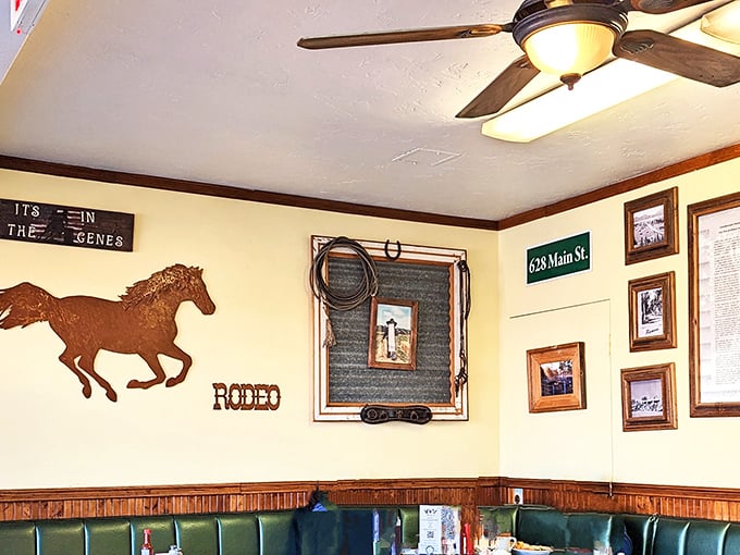 Western-themed d&eacute;cor that reminds you you're in ranch country, where breakfast is serious business and horses get proper respect.