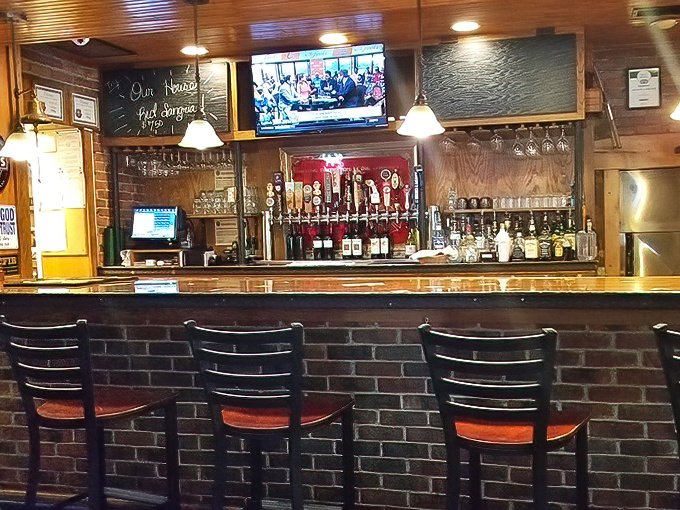 A bar that understands its mission: provide the perfect liquid accompaniment to smoky, savory perfection without stealing the show. 