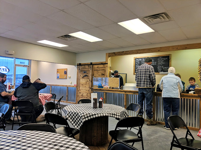 The lunch crowd at Smokin Barrel knows the universal truth: important business decisions are best made over plates of expertly smoked meat.