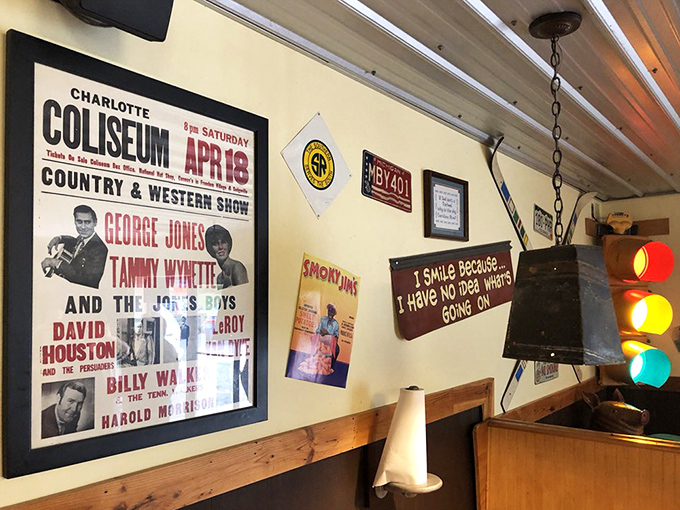 Wall d&eacute;cor that tells stories of Southern music legends. George Jones would approve of eating barbecue while admiring his poster.