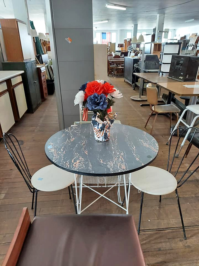 This retro dining set with patriotic flair is just waiting for your next potluck dinner or heated Monopoly tournament.