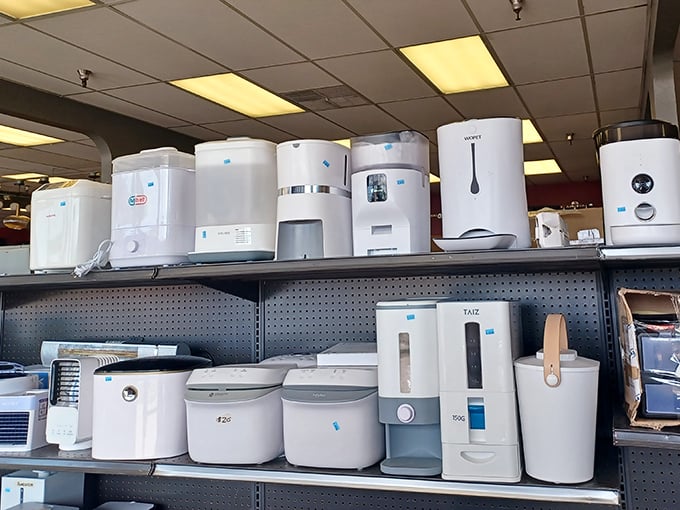The appliance shelf—where ice makers, water dispensers, and air purifiers wait patiently for their "forever homes." Marie Kondo would be conflicted.