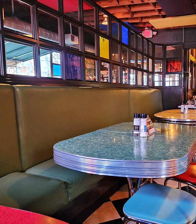 Retro booths and colorful dividers create little worlds for intimate conversations. Diners' paradise with a dash of mid-century charm.