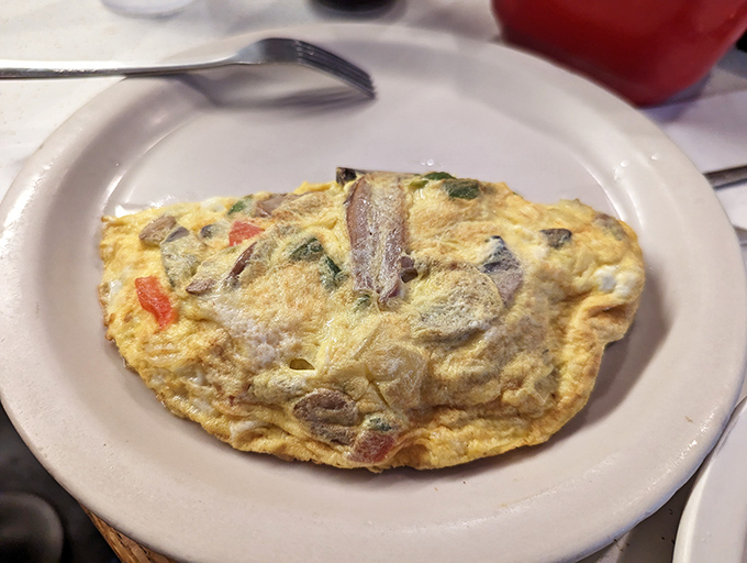 An omelet should be a perfect envelope of egg delivering delicious contents, and this one clearly got the memo. 