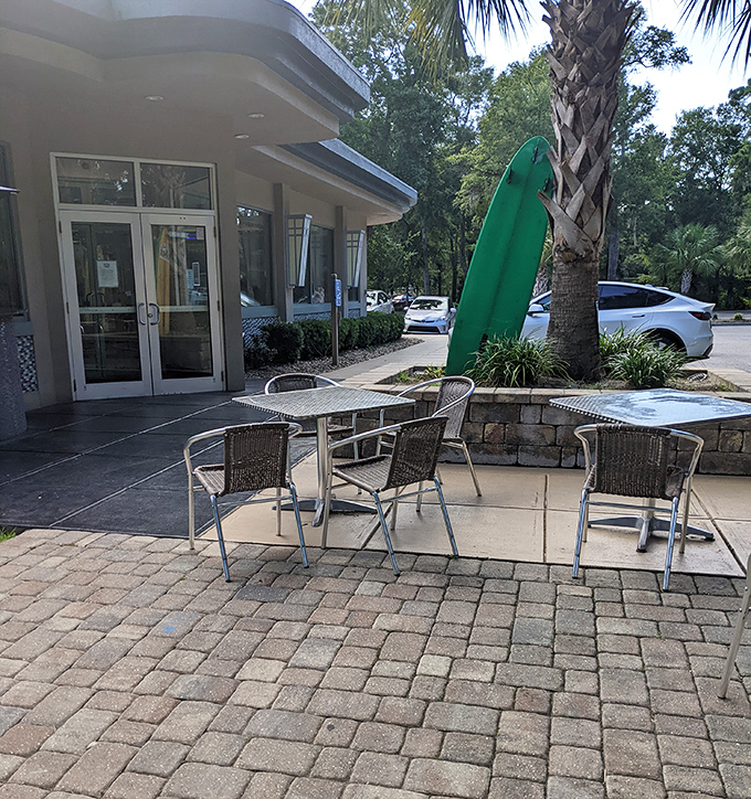 A few outdoor tables for those rare moments when you want fresh air with your fresh coffee&mdash;island style meets diner tradition.