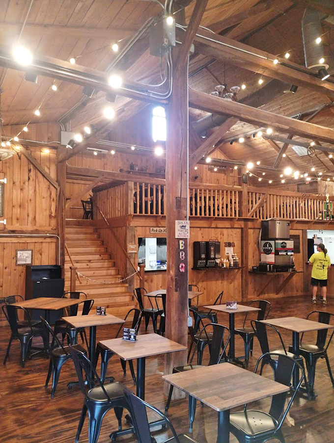 Simple tables, industrial chairs, and that central wooden beam—like the barbecue itself, the beauty is in the straightforward, no-nonsense approach.