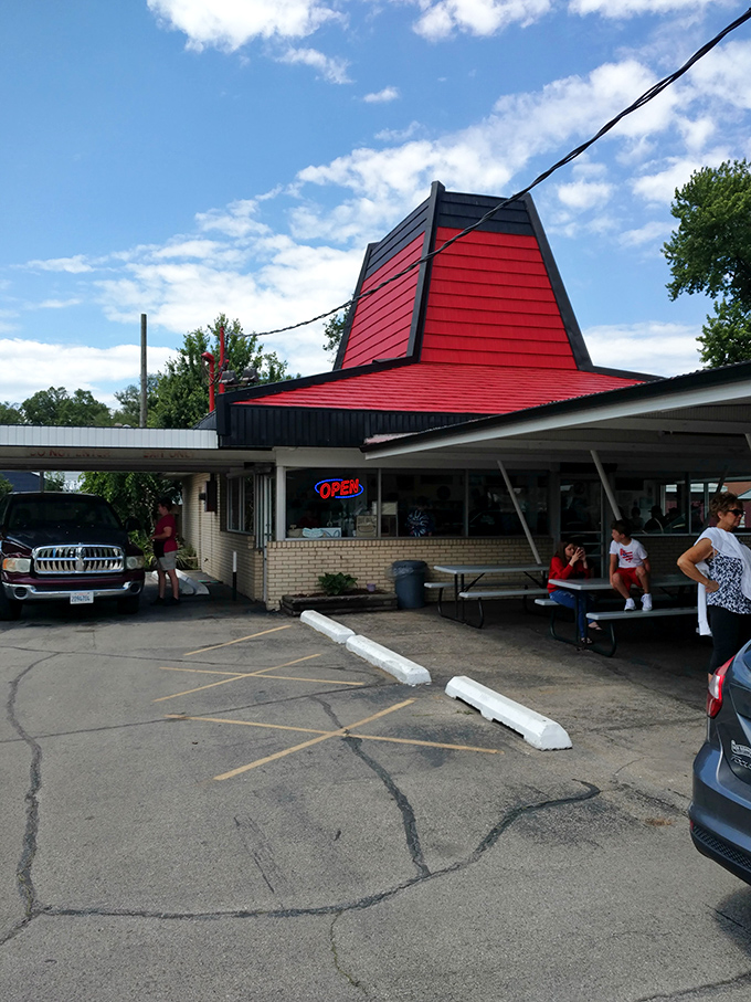 The distinctive red roof stands like a beacon of hope for empty stomachs. In architecture terms, this style is best described as "Delicious Modernism."