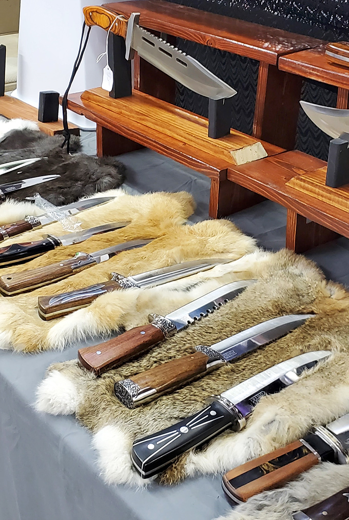 Hunting knives displayed on animal pelts – a rugged tableau that speaks to both collectors and outdoorsmen. Craftsmanship meets wilderness.