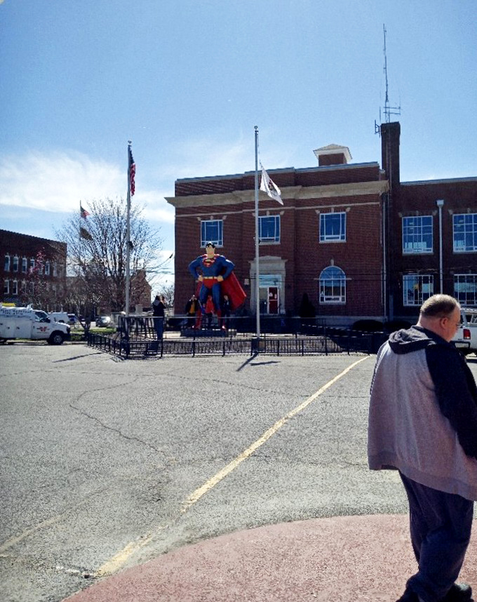 Even from a distance, there's no mistaking that silhouette against the brick courthouse and clear blue Illinois sky.