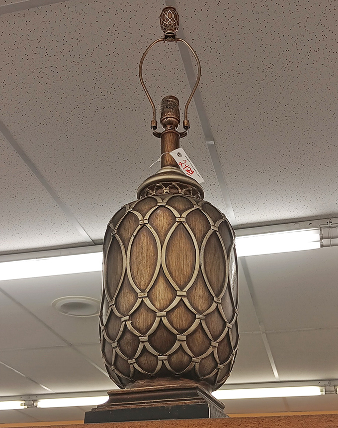 A vintage lamp that would make any mid-century modern enthusiast weak at the knees. Don Draper would have this in his office.