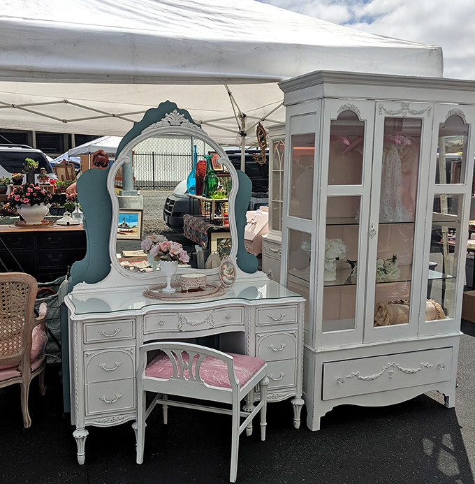 This dreamy vintage vanity set would make even Audrey Hepburn swoon&mdash;shabby chic perfection waiting to transform someone's bedroom into a Hollywood starlet's boudoir.