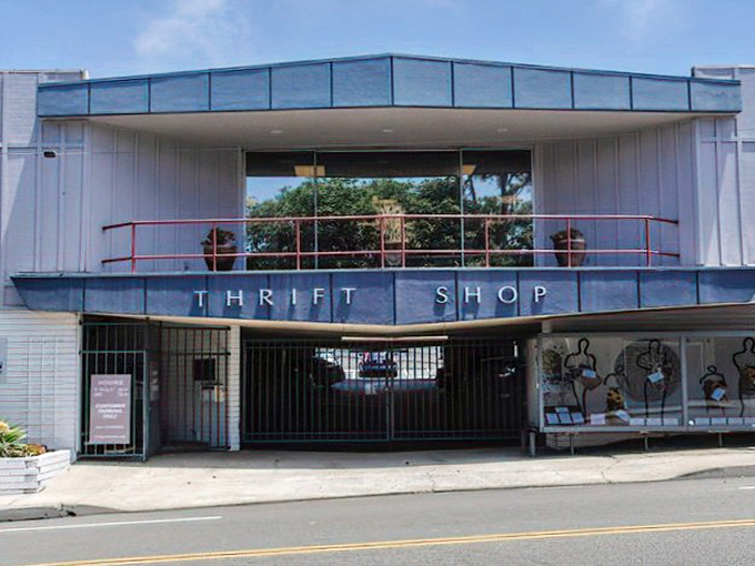 This modernist facade in Laguna Beach hides designer donations from the wealthy locals&mdash;score!