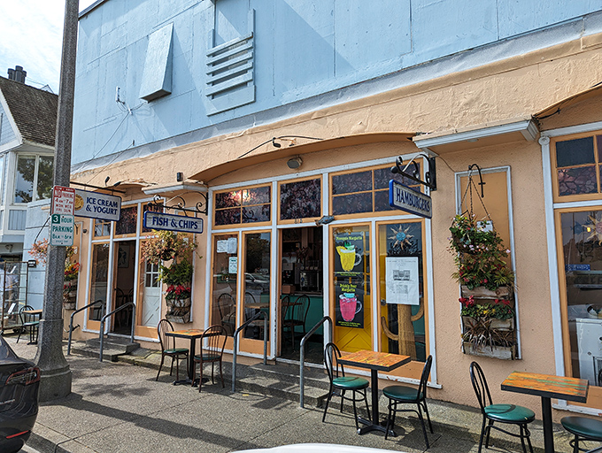 Sometimes the best meals come in the smallest packages, and this Sausalito charmer proves that point perfectly.