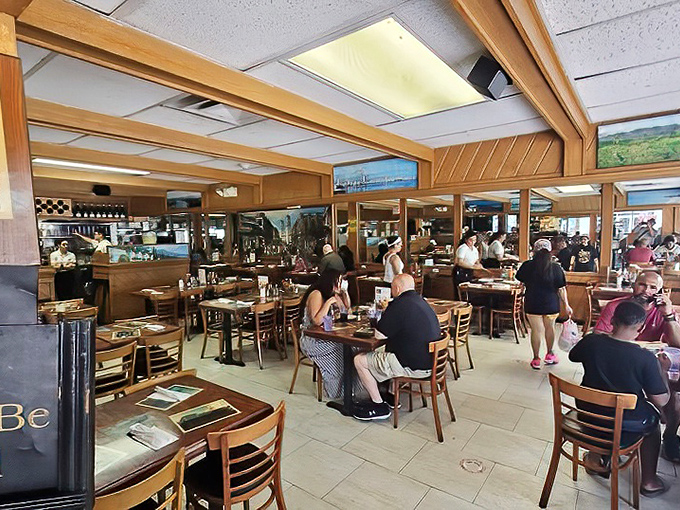 A full house speaks volumes&mdash;when locals and tourists happily share elbow space, you know you've found the real deal.