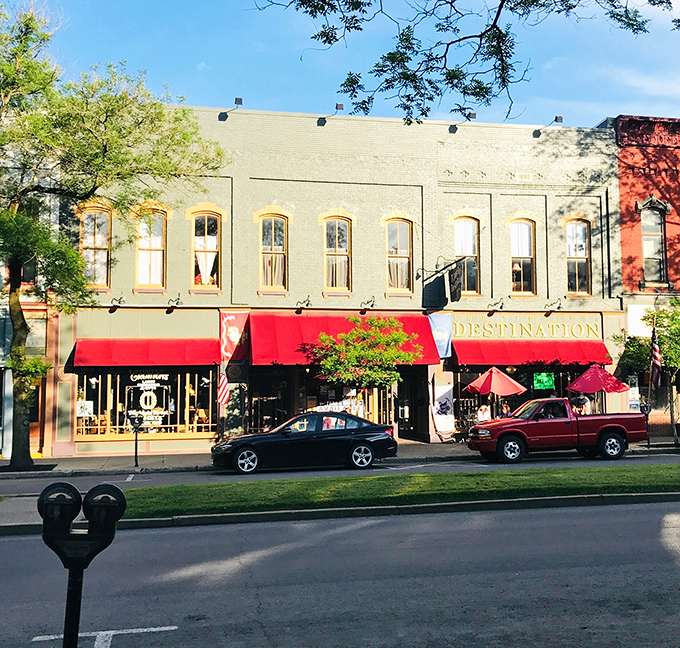 Classic small-town charm meets big-city flavors in this perfectly preserved slice of Americana dining.