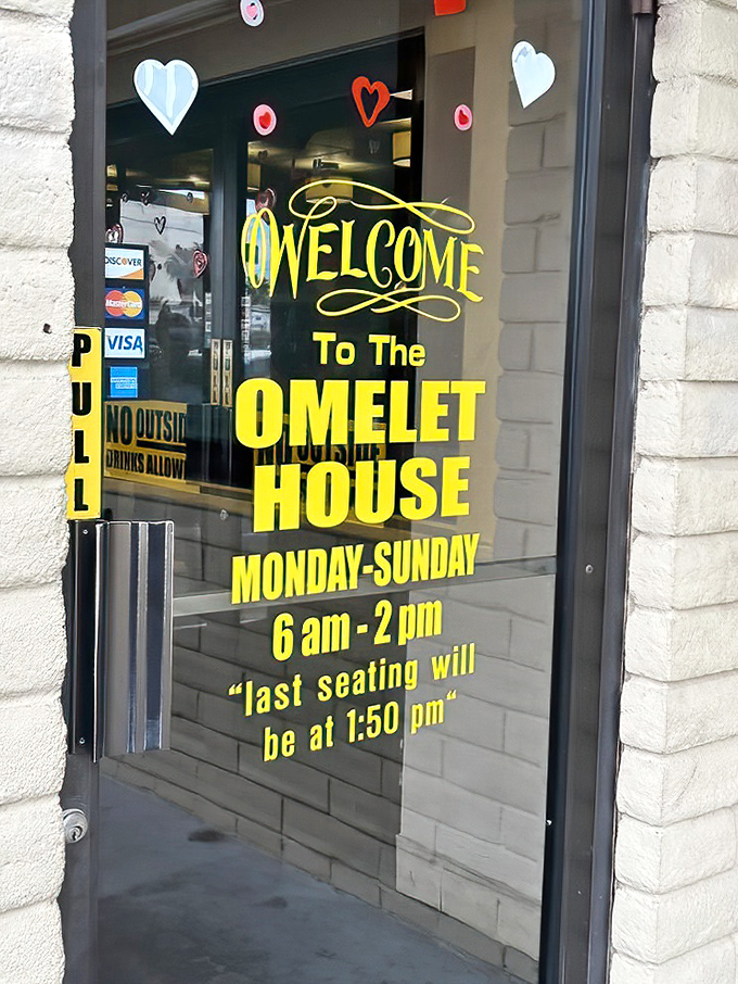 The yellow welcome sign might as well say "Abandon all diets, ye who enter here." Those hours are worth committing to memory.