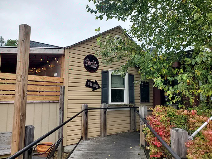 Jack's 128 Pecan tempts passersby with sweet promises that no sensible person should attempt to resist.