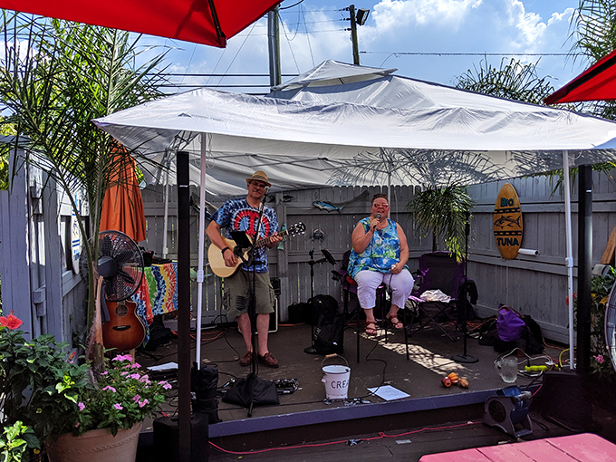 Live music adds the perfect soundtrack to your seafood feast&mdash;because calories don't count when you're tapping your feet.