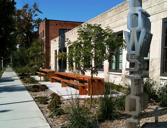 Outdoor seating that invites you to commune with nature while communing with barbecue. Urban dining with a side of fresh air.